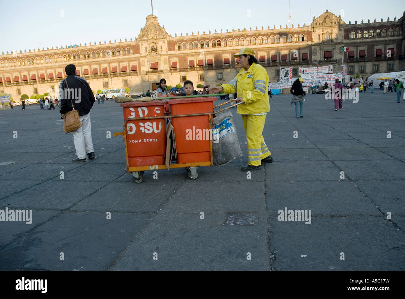 cleanig the square - Plaza de la Constitucion - mexico city Stock Photo ...