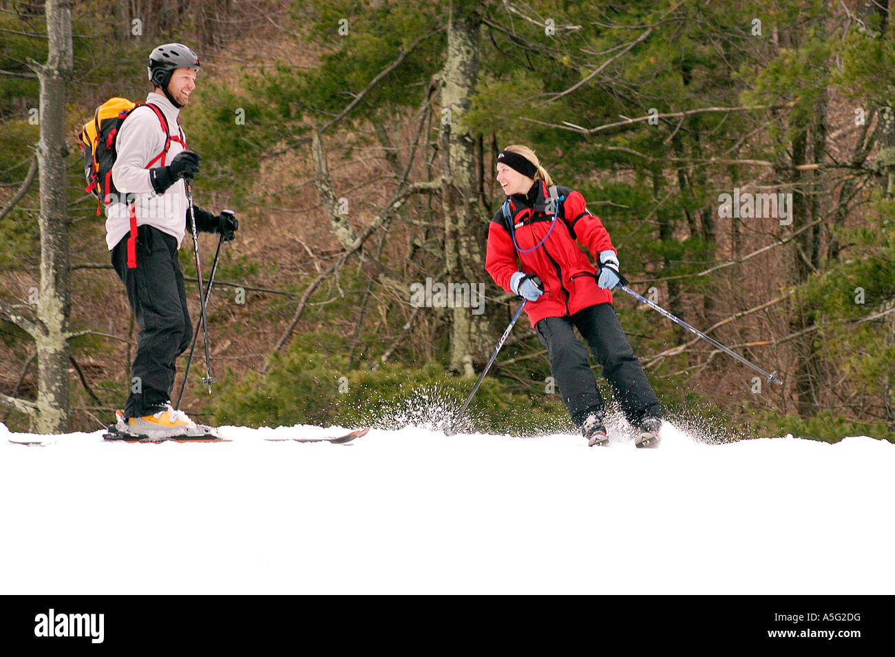 Couple having fun skiing Stock Photo - Alamy