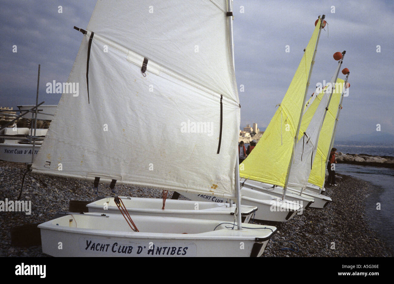 Optimist dinghies sailing hi-res stock photography and images - Alamy