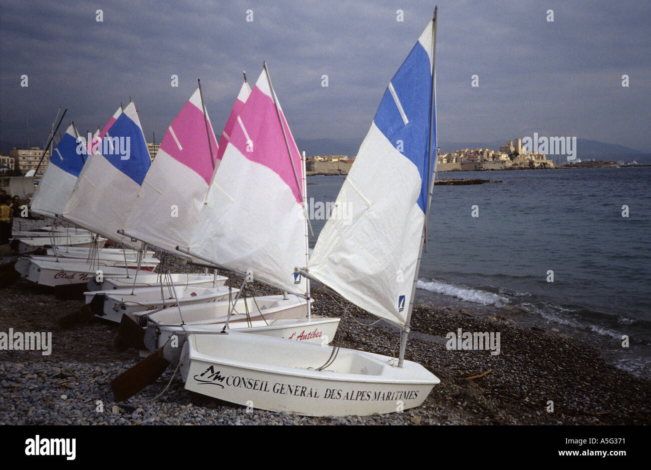 Optimist dinghies sailing hi-res stock photography and images - Alamy