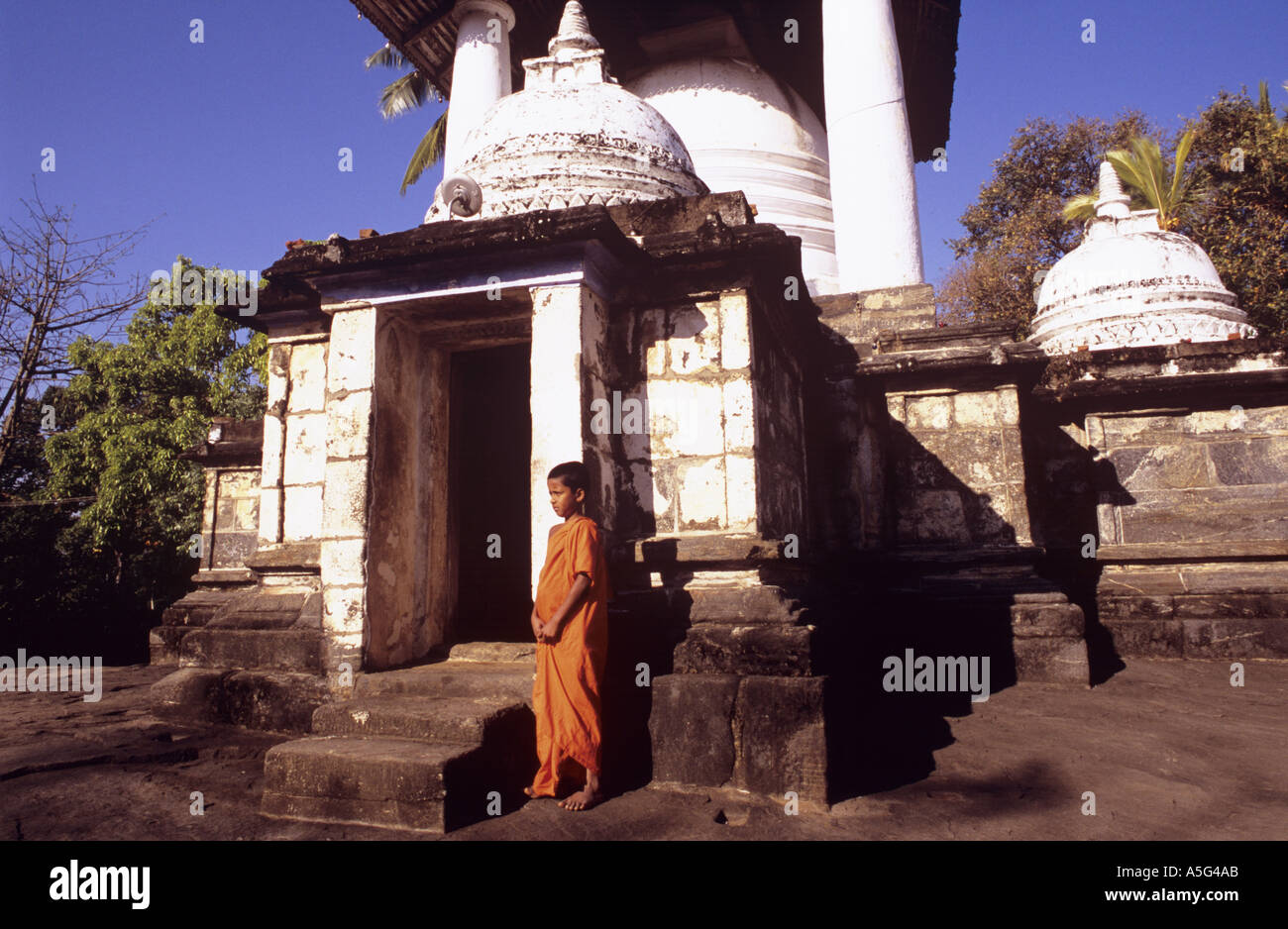 Gadaladeniya temple hi-res stock photography and images - Alamy