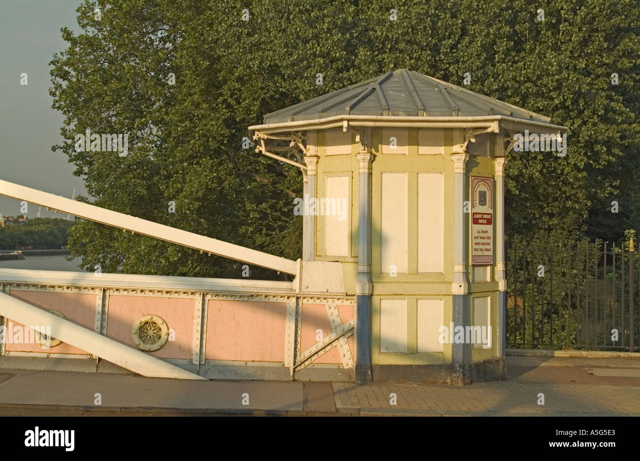 Old chelsea bridge hi-res stock photography and images - Alamy