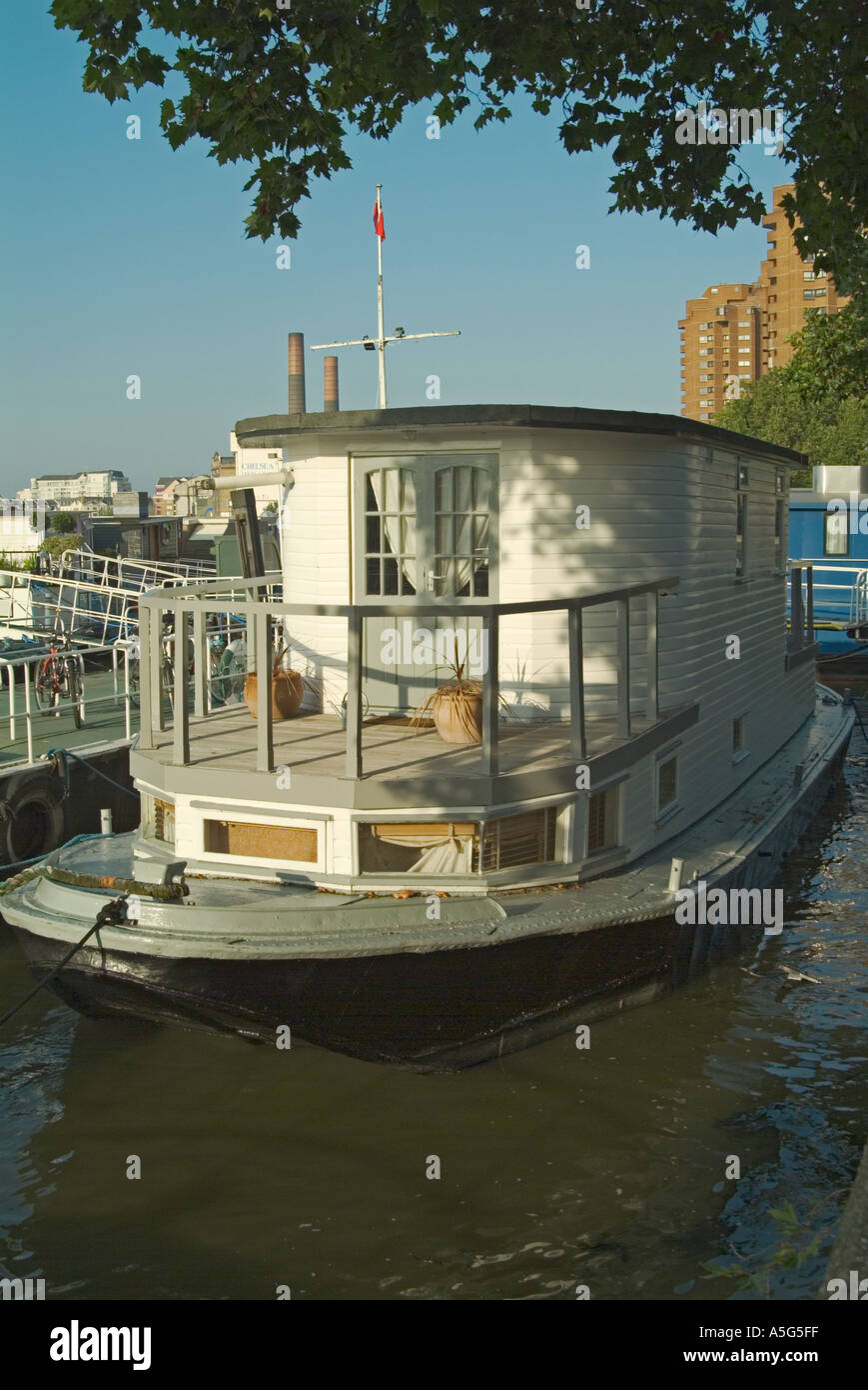 houseboat on the River Thames at Chelsea Wharf London England UK Stock ...