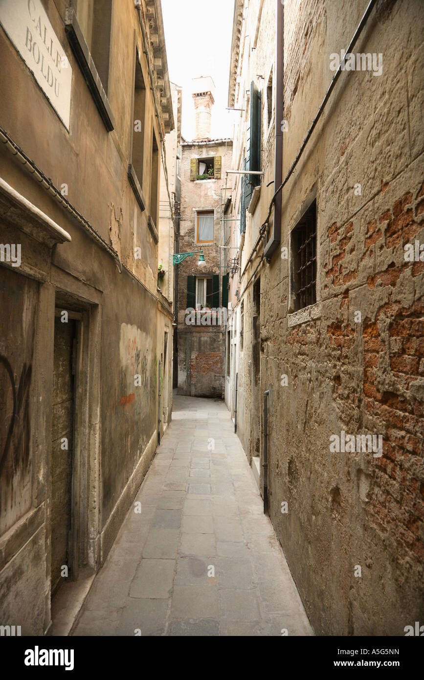 Alleyway between buildings in Venice Italy Stock Photo - Alamy