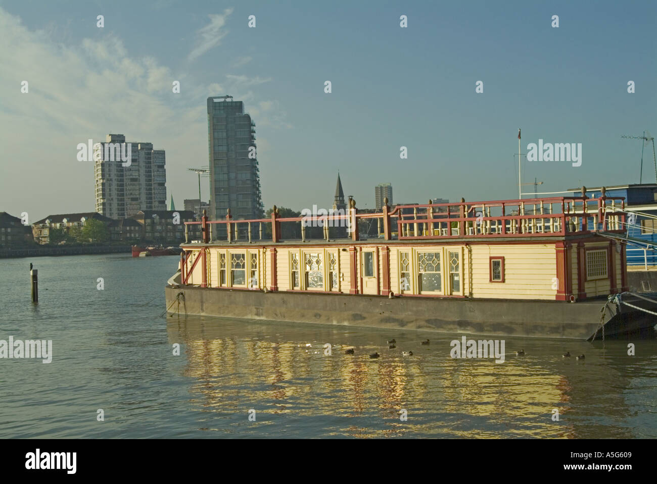 houseboat on the River Thames at Chelsea Wharf London England UK Stock ...