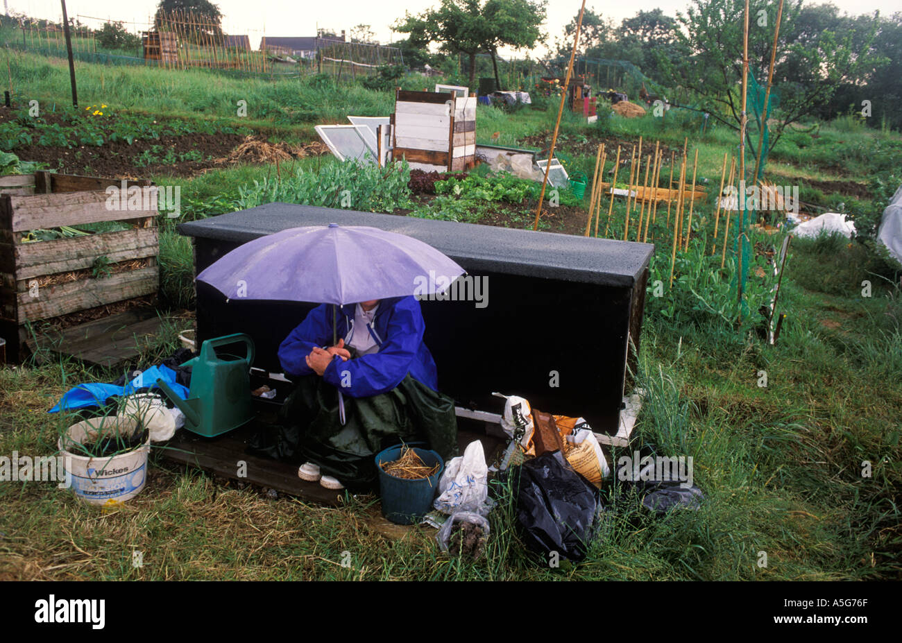 People sheltering from rain under hi-res stock photography and images ...