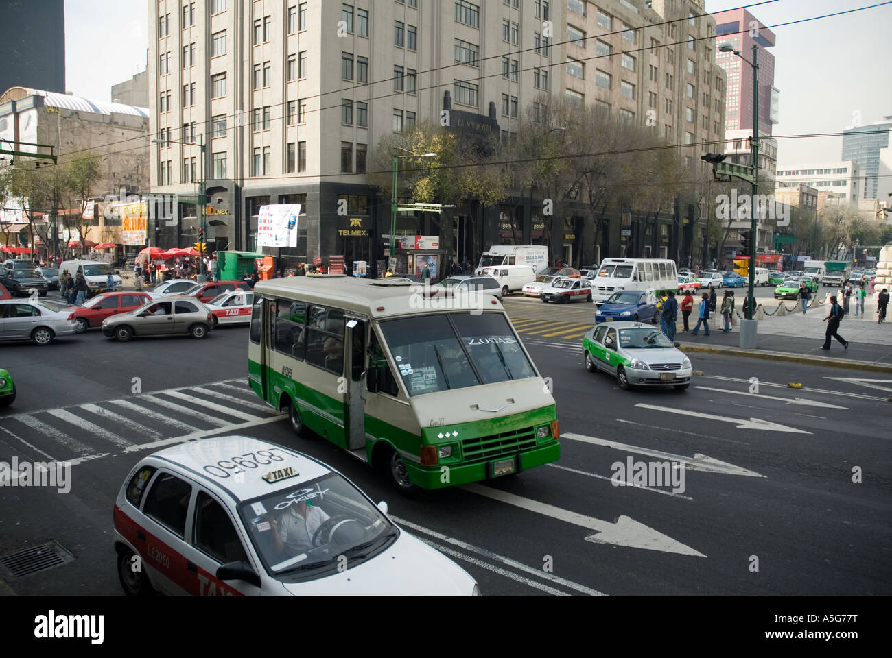 agent woman direct the mexican traffic - mexico city Stock Photo - Alamy