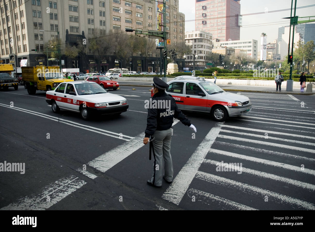 agent woman direct the mexican traffic - mexico city Stock Photo - Alamy