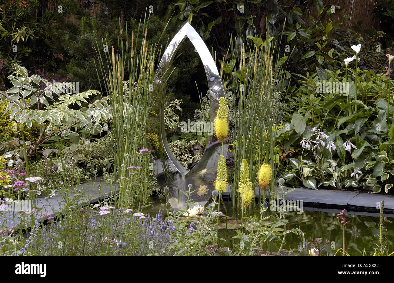 Water feature garden hi-res stock photography and images - Alamy