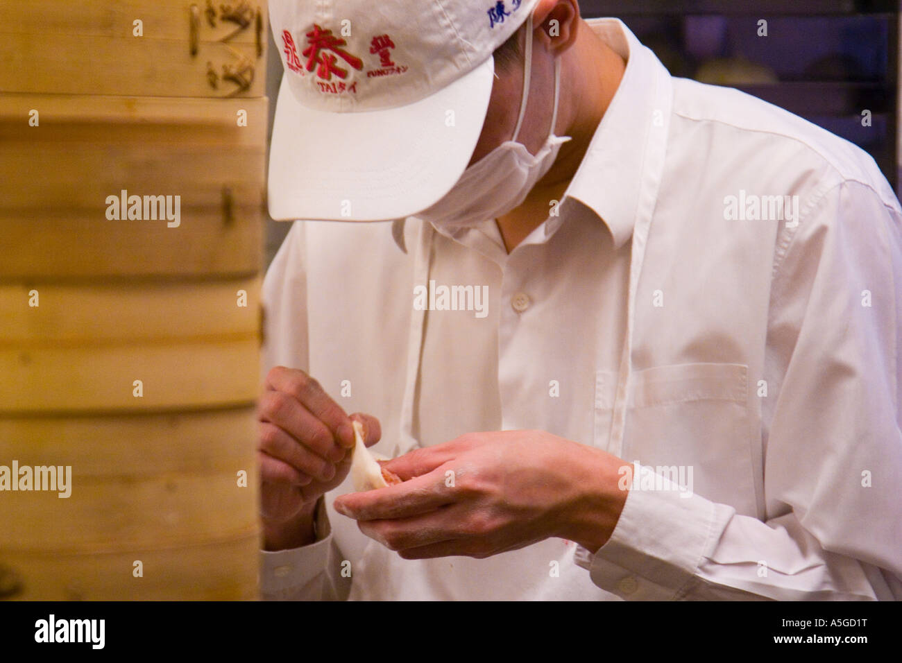 Din tai fung dumpling making hi-res stock photography and images - Alamy
