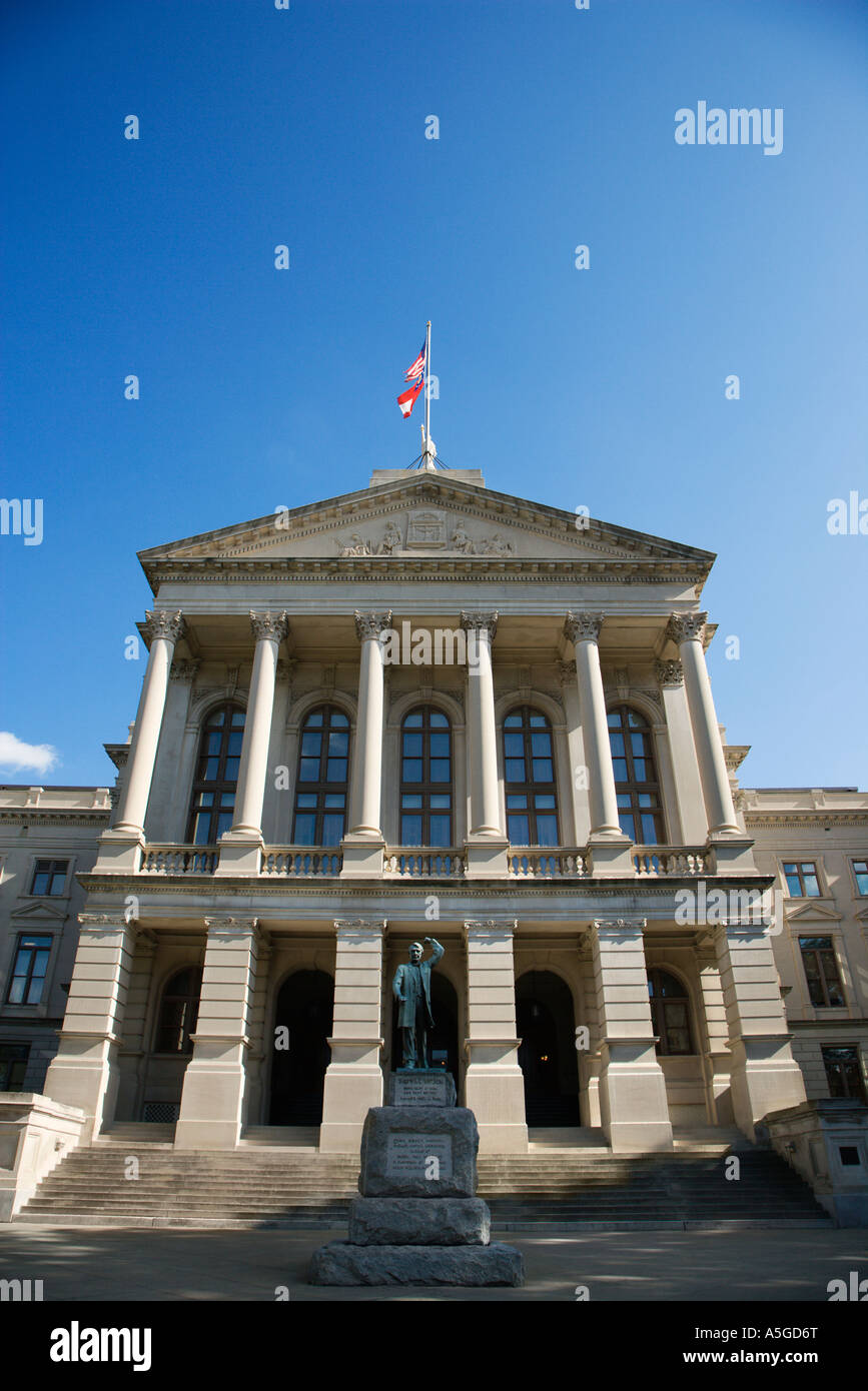 Georgia State Capitol Building with statue of Thomas Watson in Atlanta ...