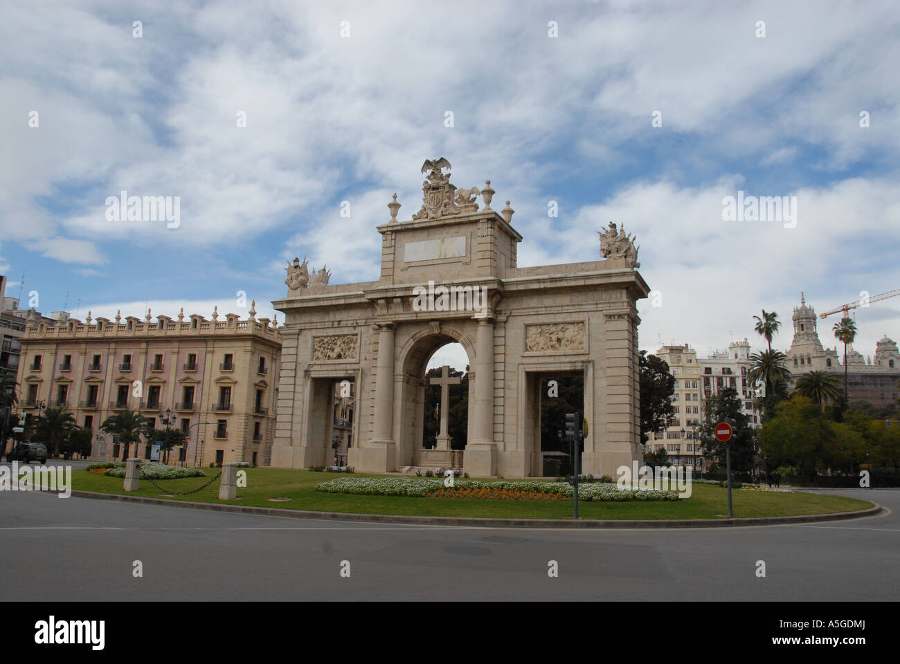 A large roundabout, Plaza Porta del La Mar, Valencia, Spain Stock Photo ...