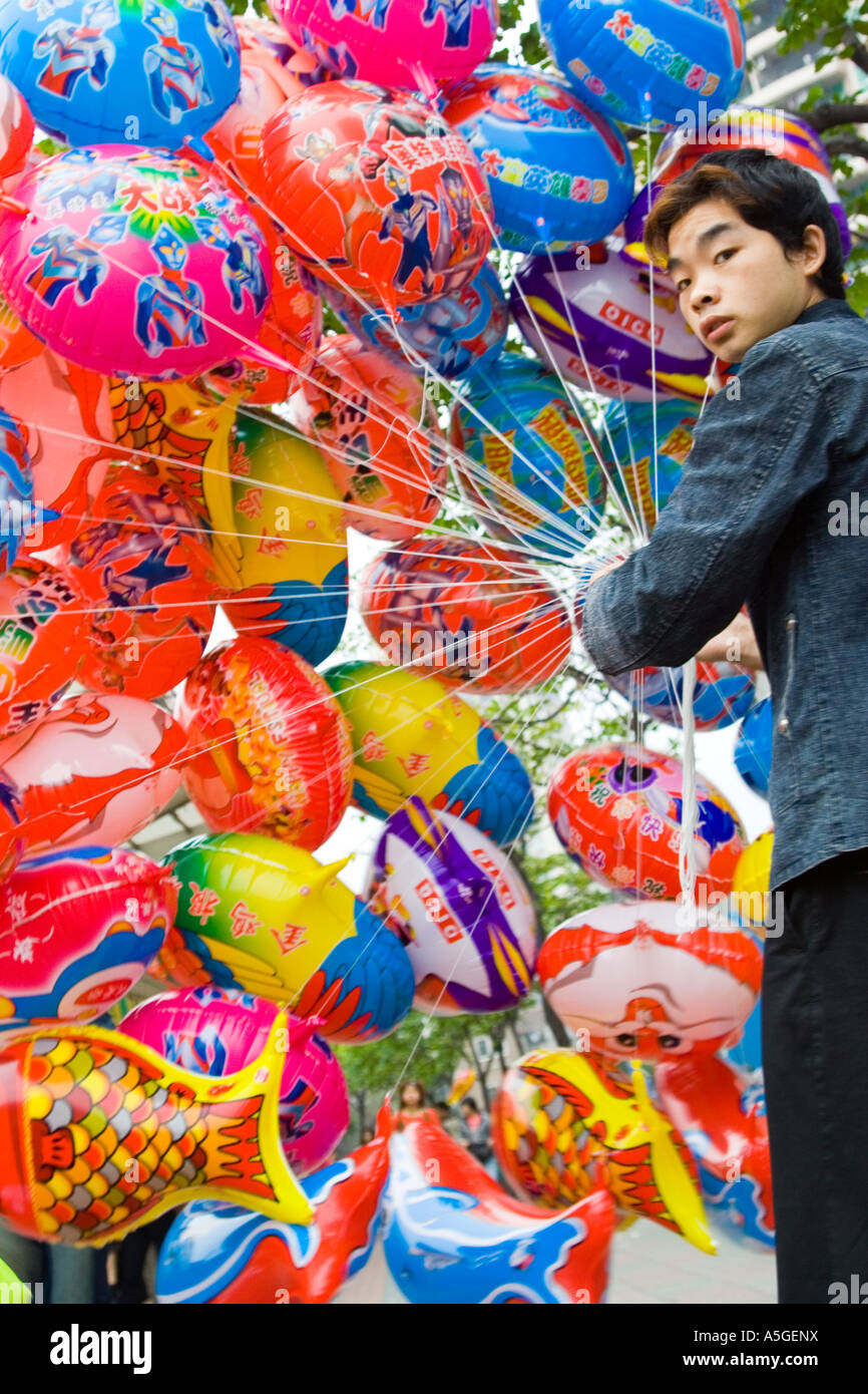 China balloon vendor hi-res stock photography and images - Alamy