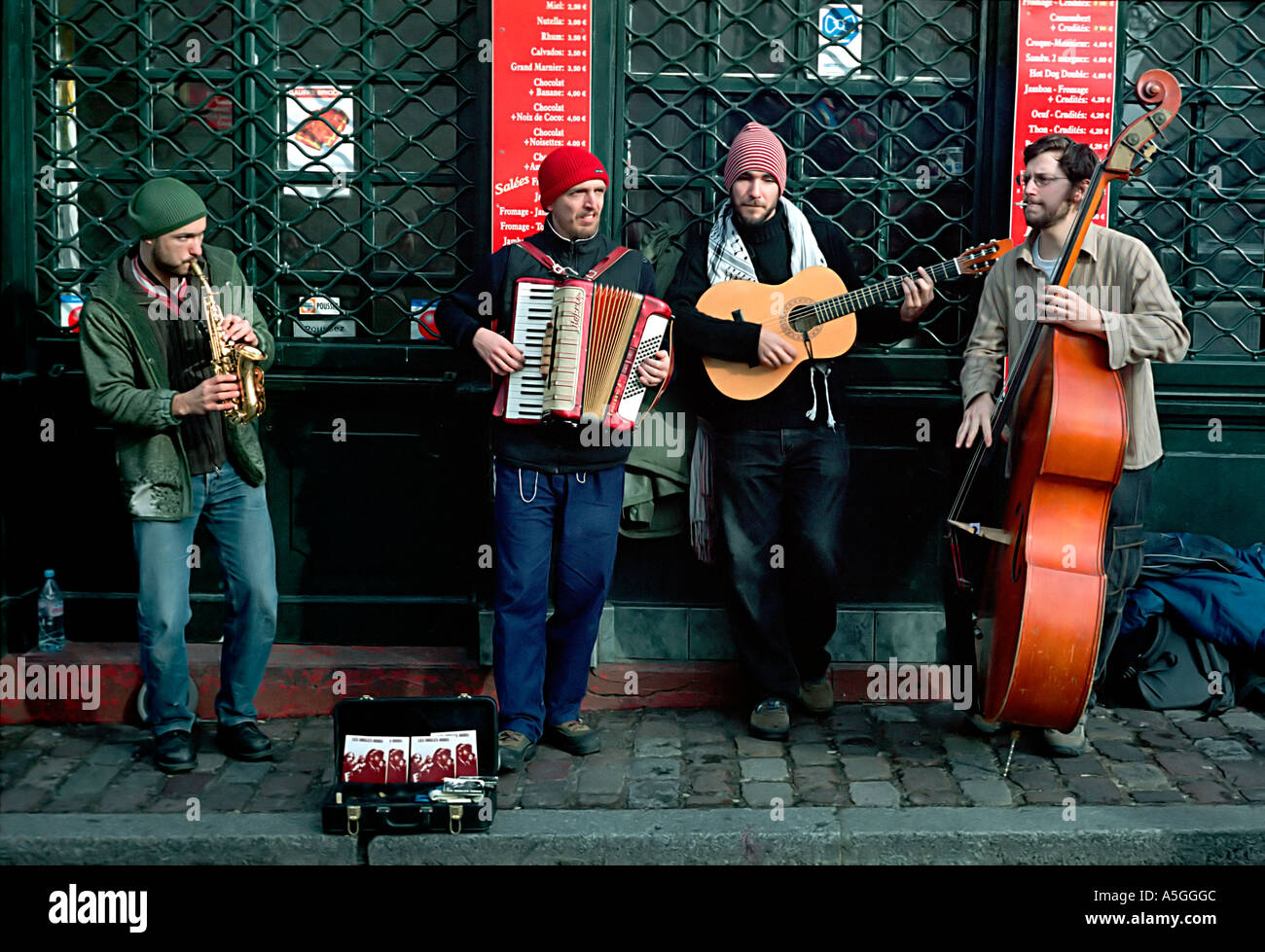 Street performers paris hi-res stock photography and images - Alamy