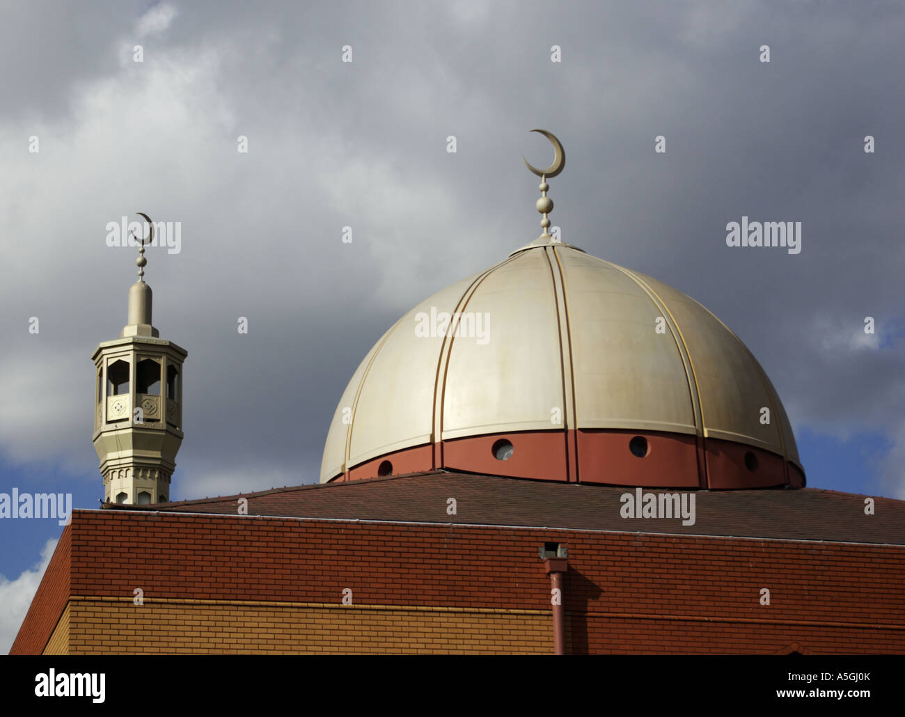 London muslim centre whitechapel road hi-res stock photography and ...