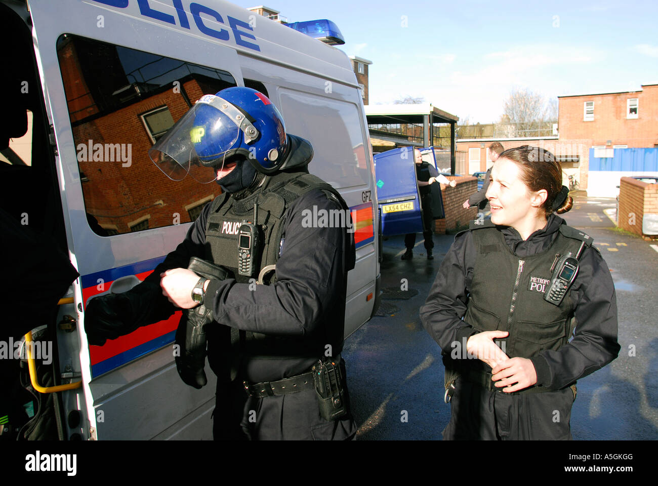 Metropolitan police officers leave hi-res stock photography and images ...