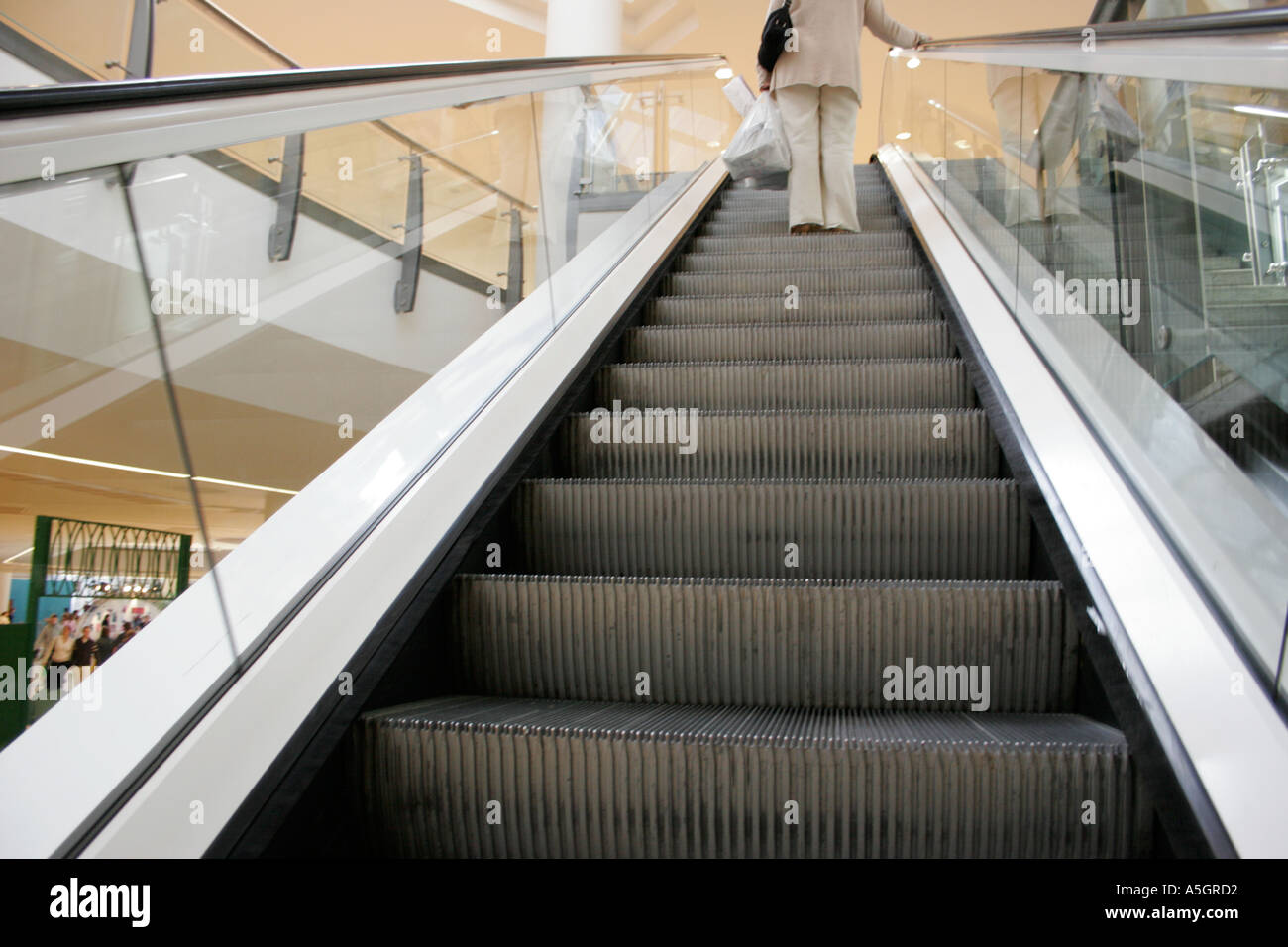 Shopping centre escalator bottom hi-res stock photography and images ...