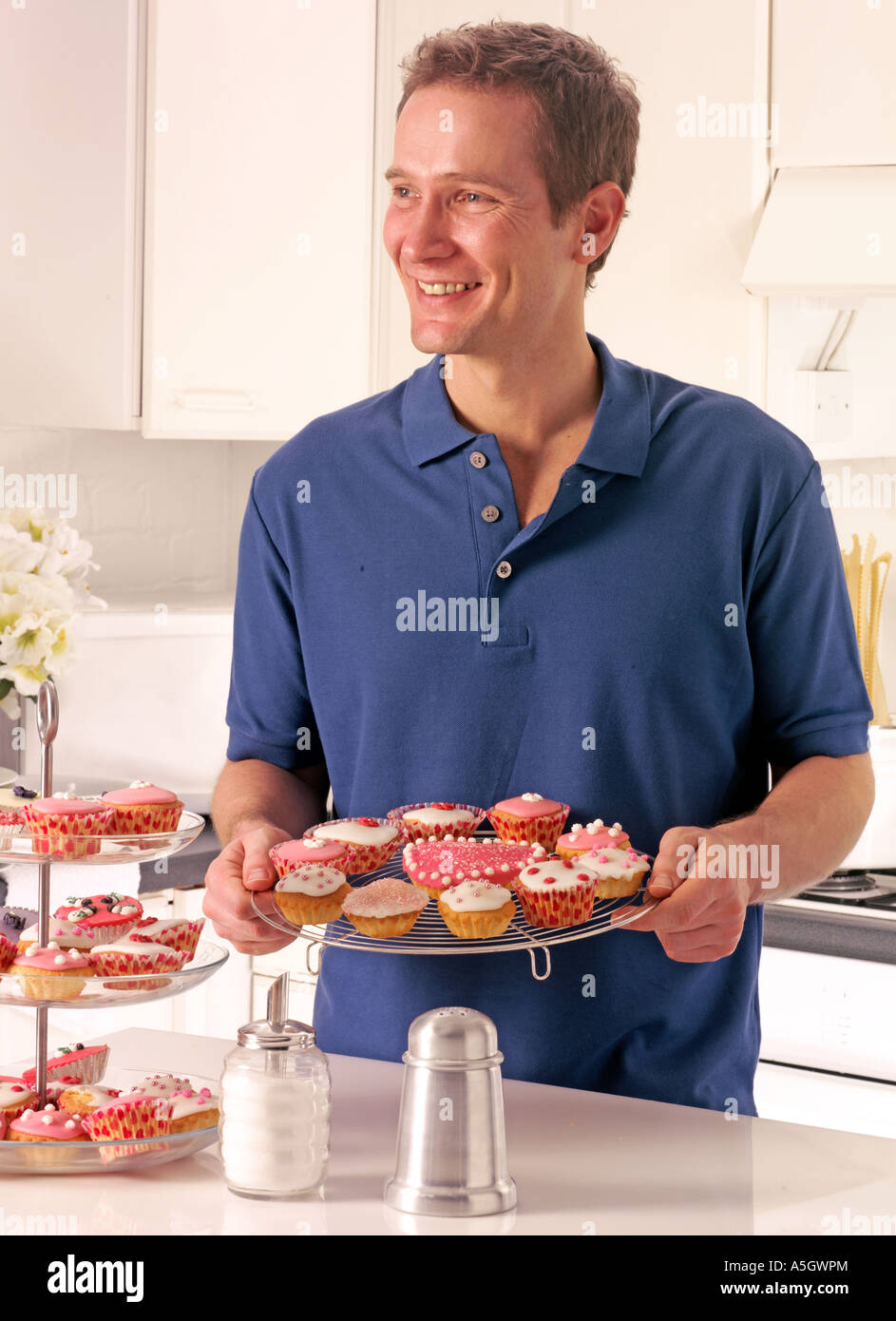 Sponge cake being iced hi-res stock photography and images - Alamy
