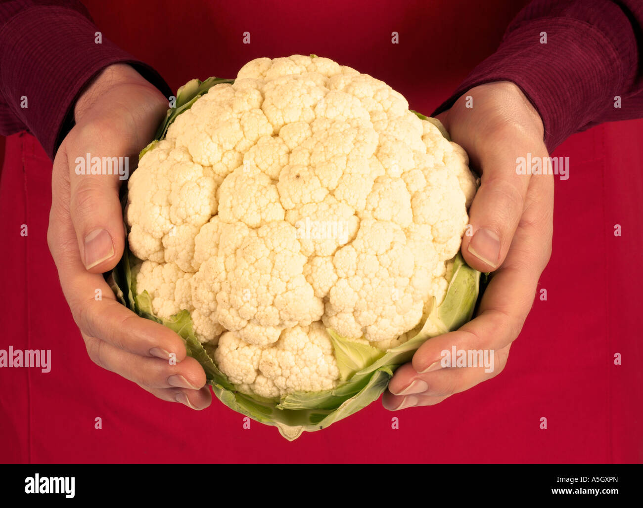 MAN HOLDING WHOLE CAULIFLOWER Stock Photo - Alamy