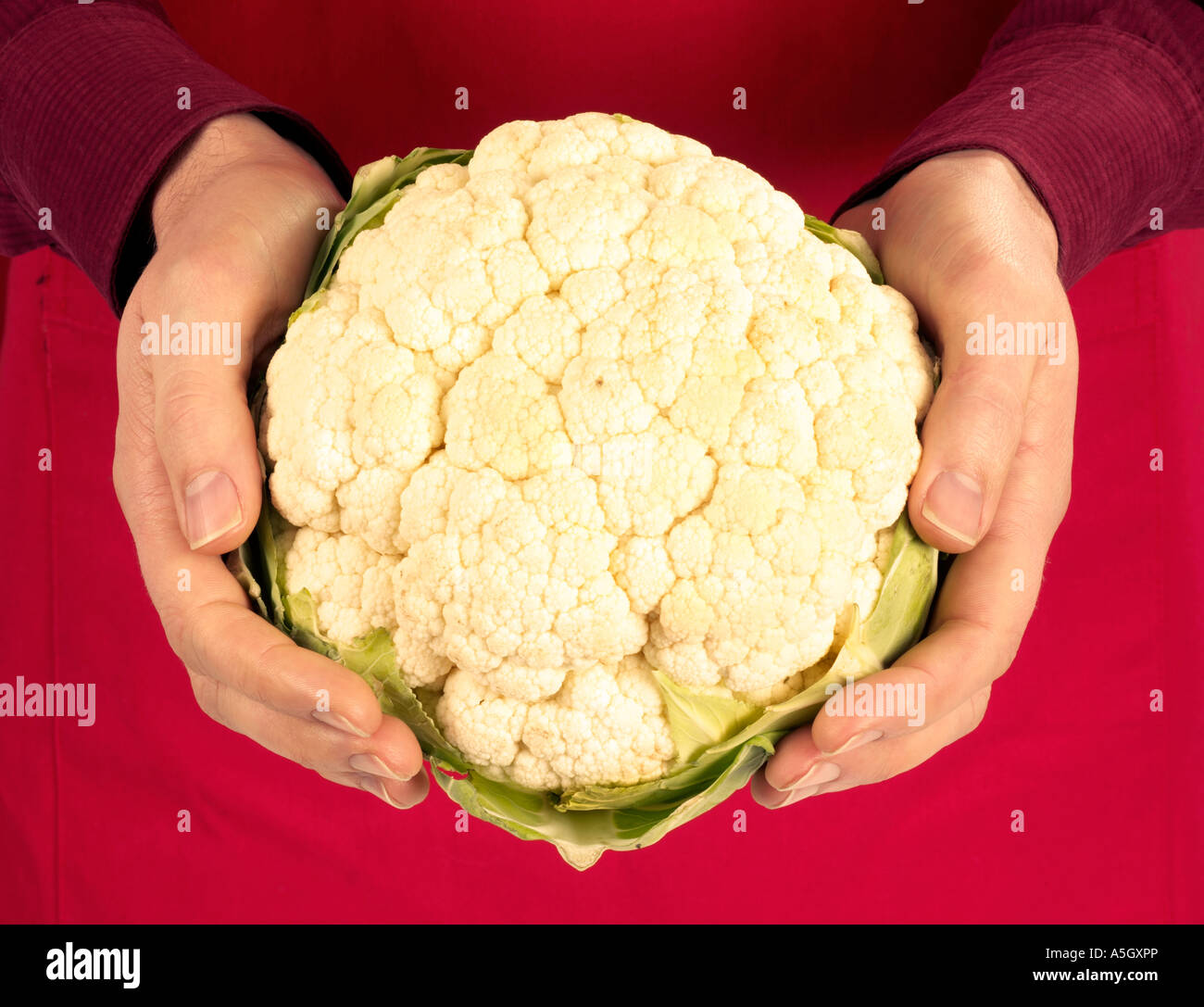 MAN HOLDING WHOLE CAULIFLOWER Stock Photo - Alamy