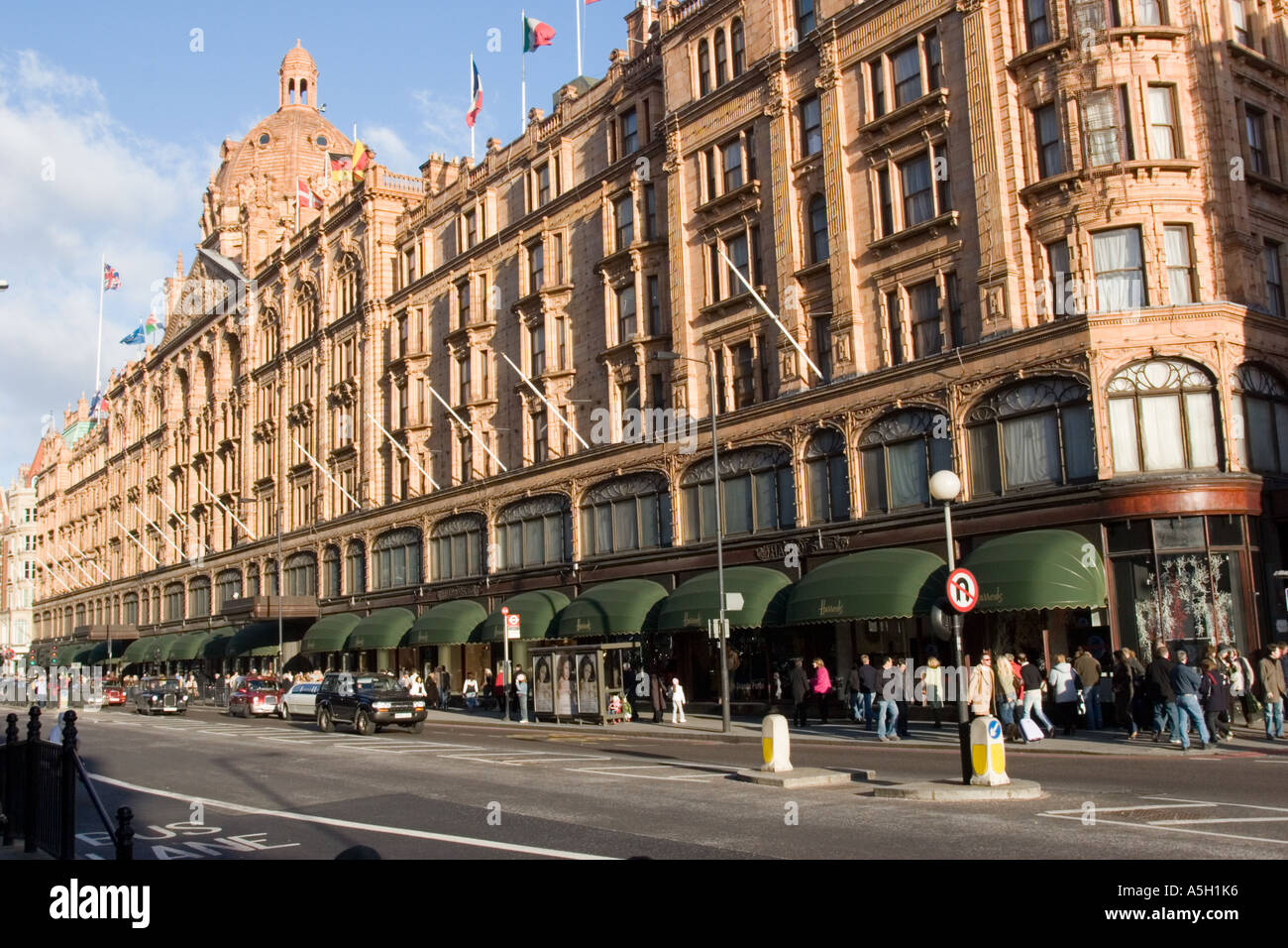 Harrods store in Brompton Road South Kensington London GB Stock Photo ...