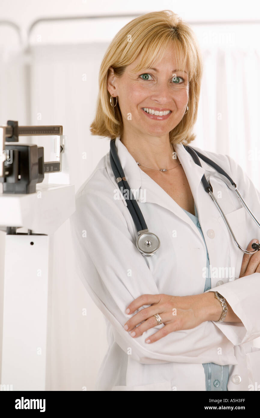 Doctor female posed hi-res stock photography and images - Alamy