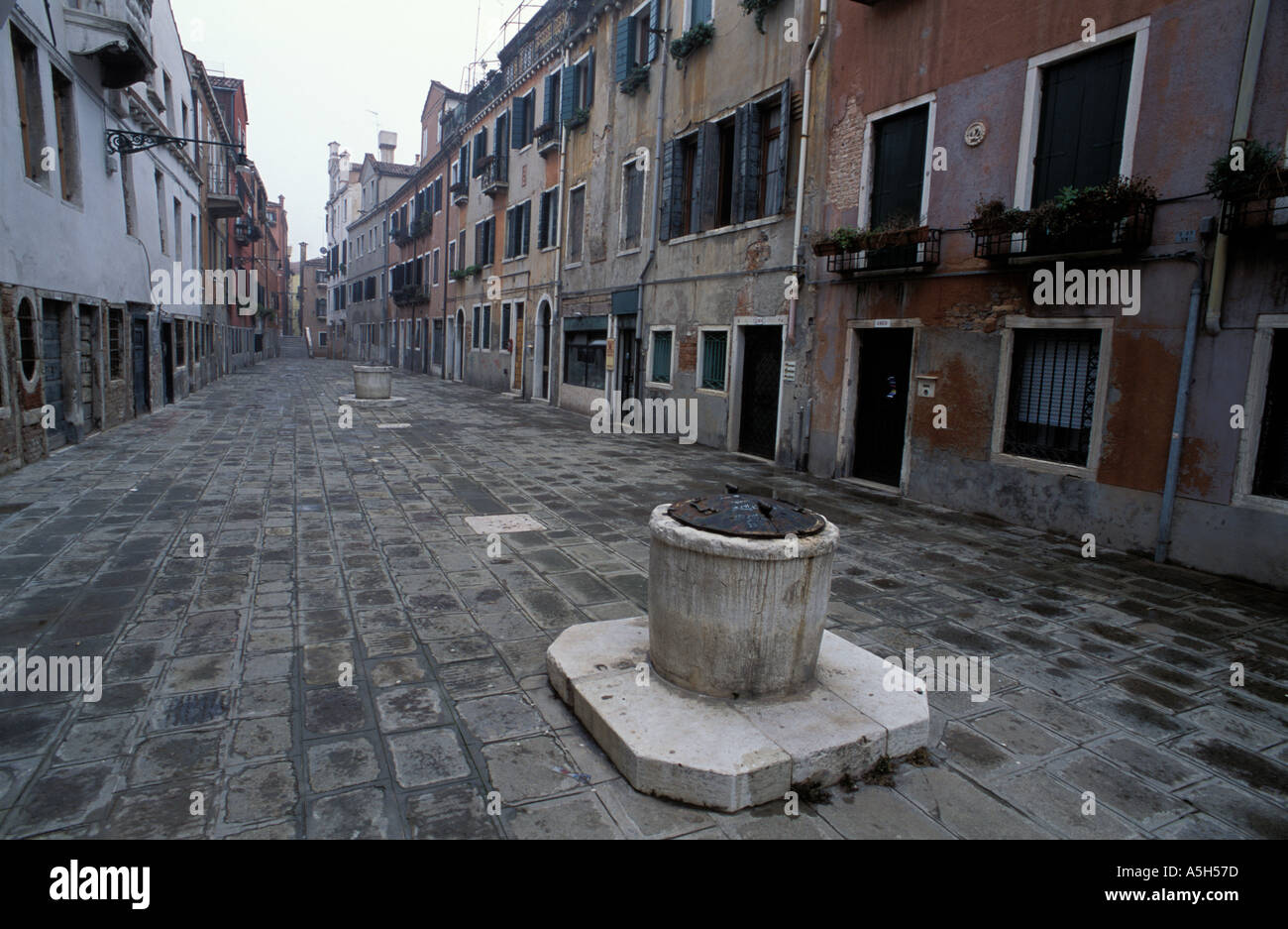 Venetian wells hi-res stock photography and images - Alamy