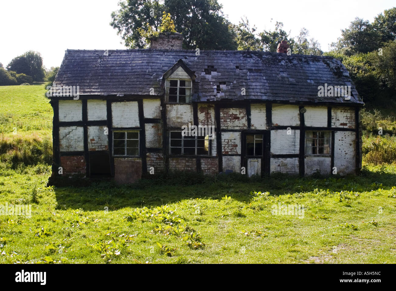 Derelict Farm Building Stock Photo - Alamy