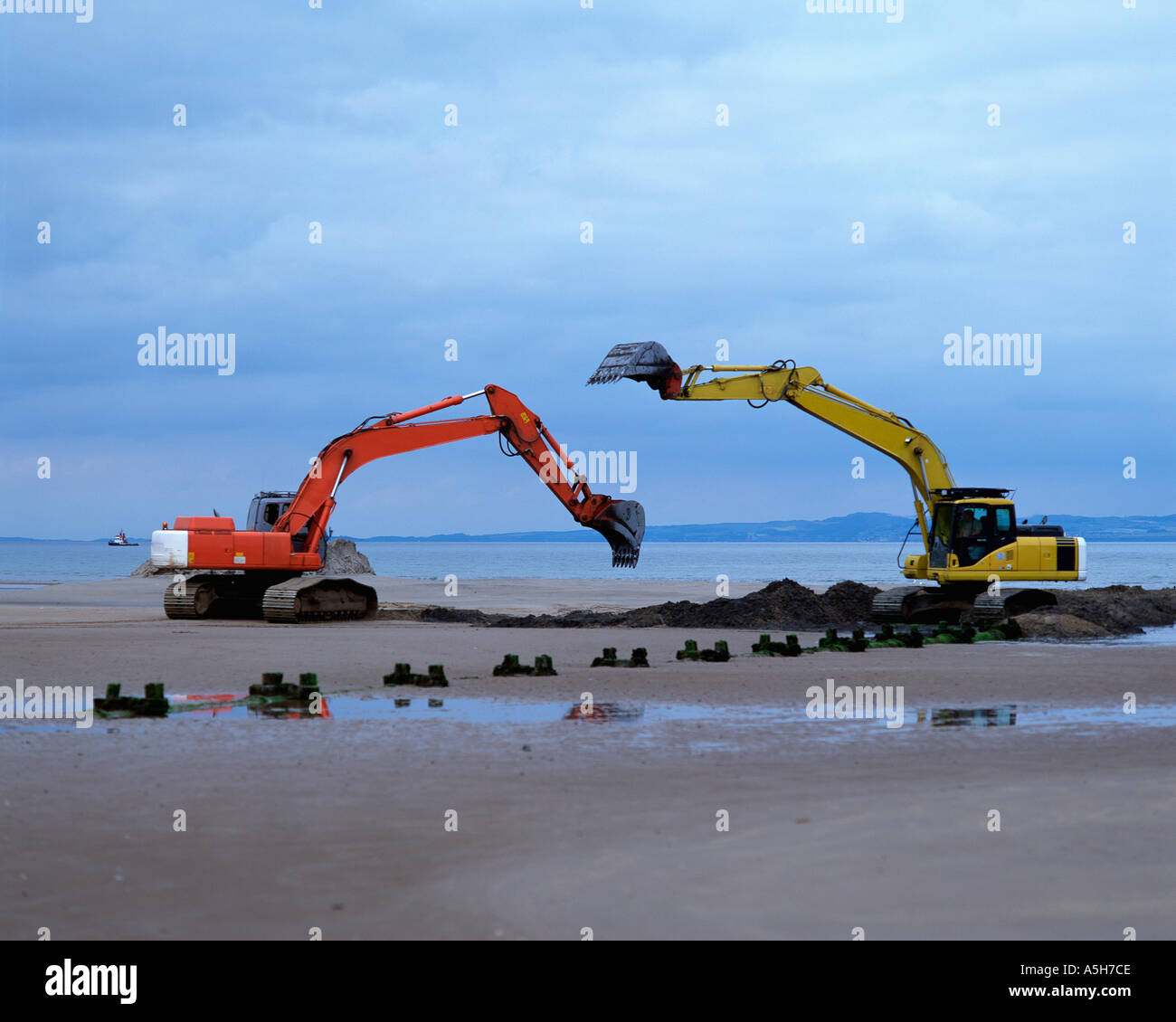Earth movers hi-res stock photography and images - Alamy