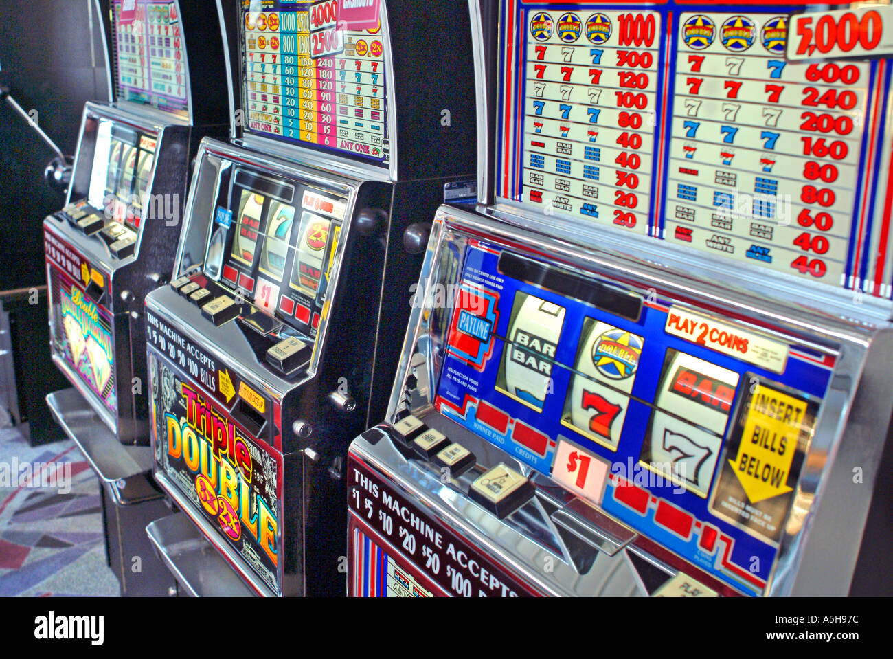 One arm bandit machines hi-res stock photography and images - Alamy