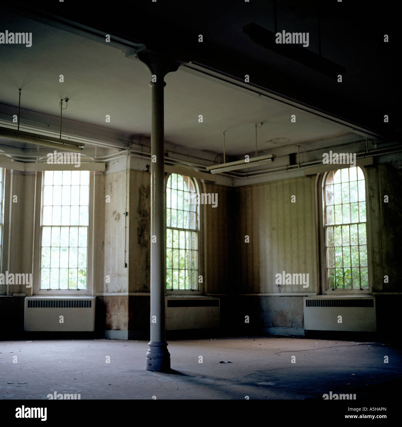 Empty room in abandoned building Stock Photo - Alamy