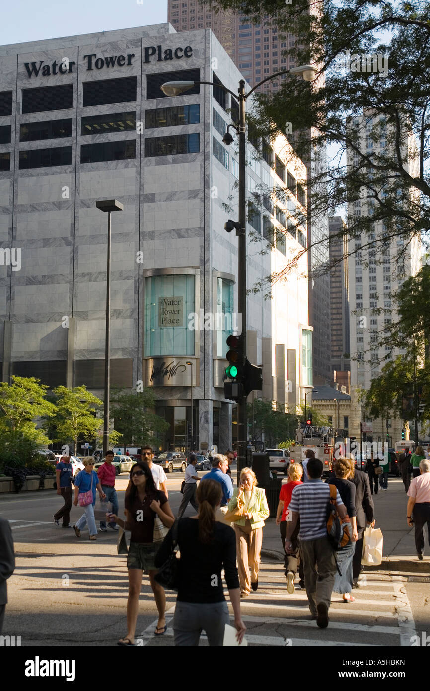 Illinois chicago people in crosswalk hi-res stock photography and ...