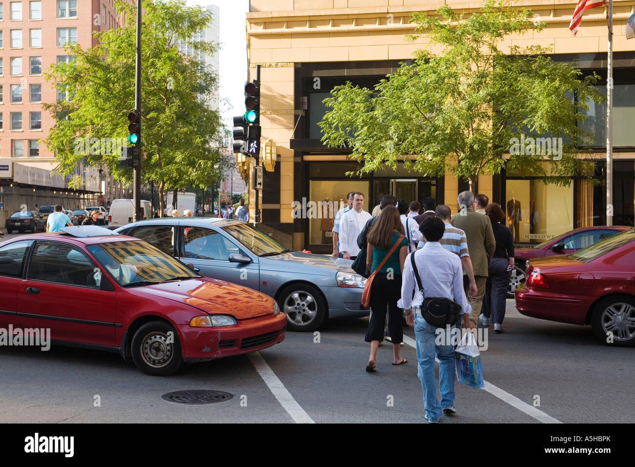 Illinois chicago pedestrians cross street hi-res stock photography and ...