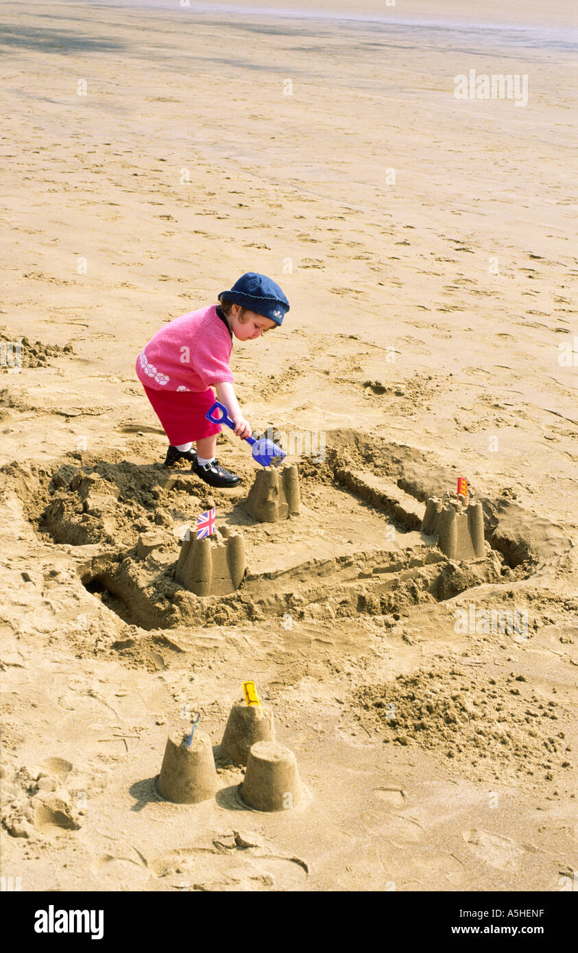 Children building sand castles hi-res stock photography and images - Alamy