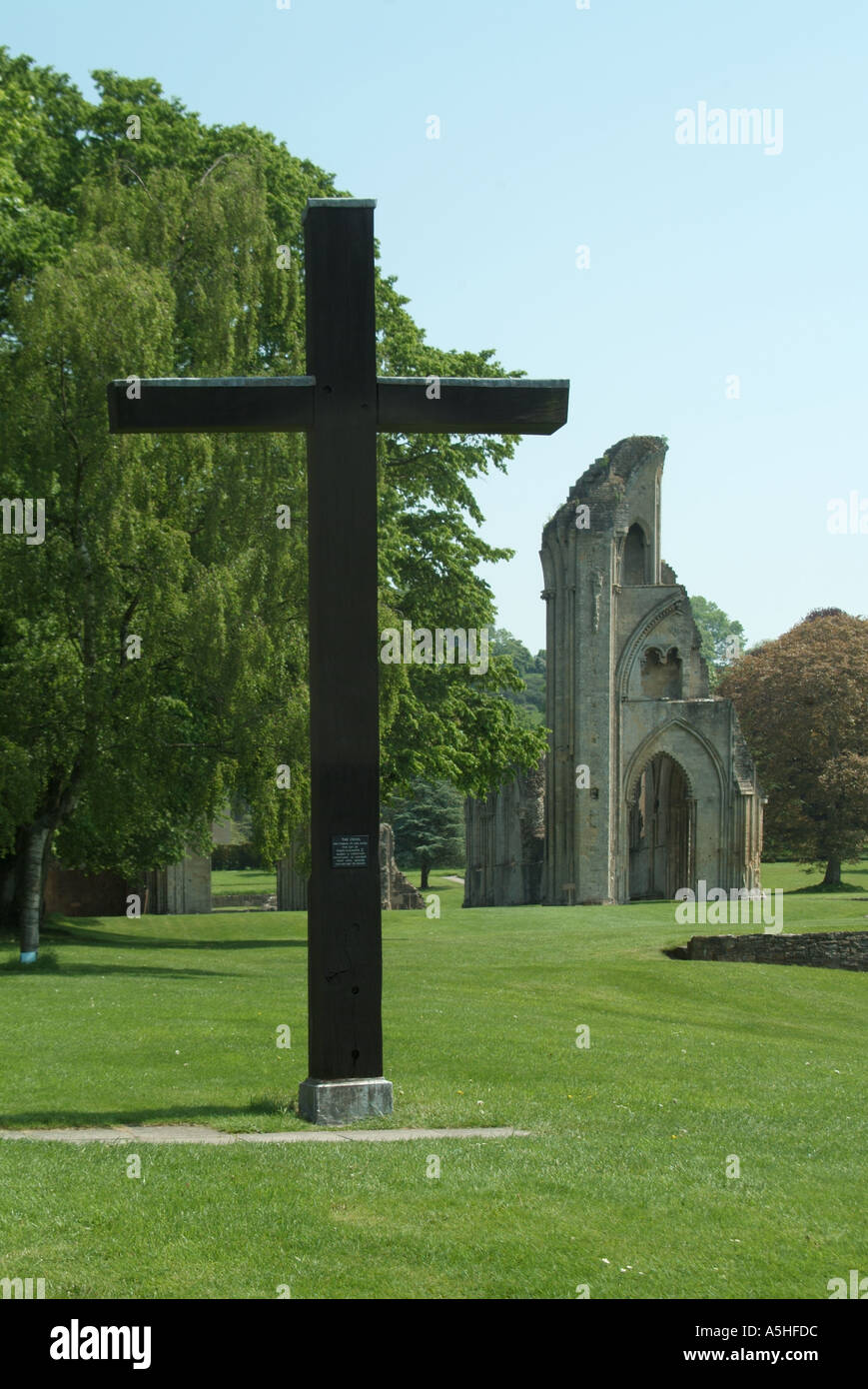 Glastonbury Abbey the cross with ruins beyond Stock Photo - Alamy