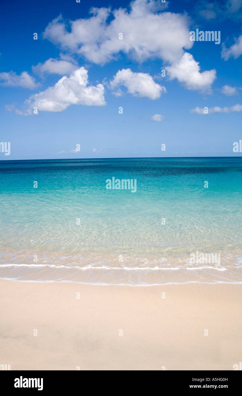 Empty sand beach ocean waves hi-res stock photography and images - Alamy