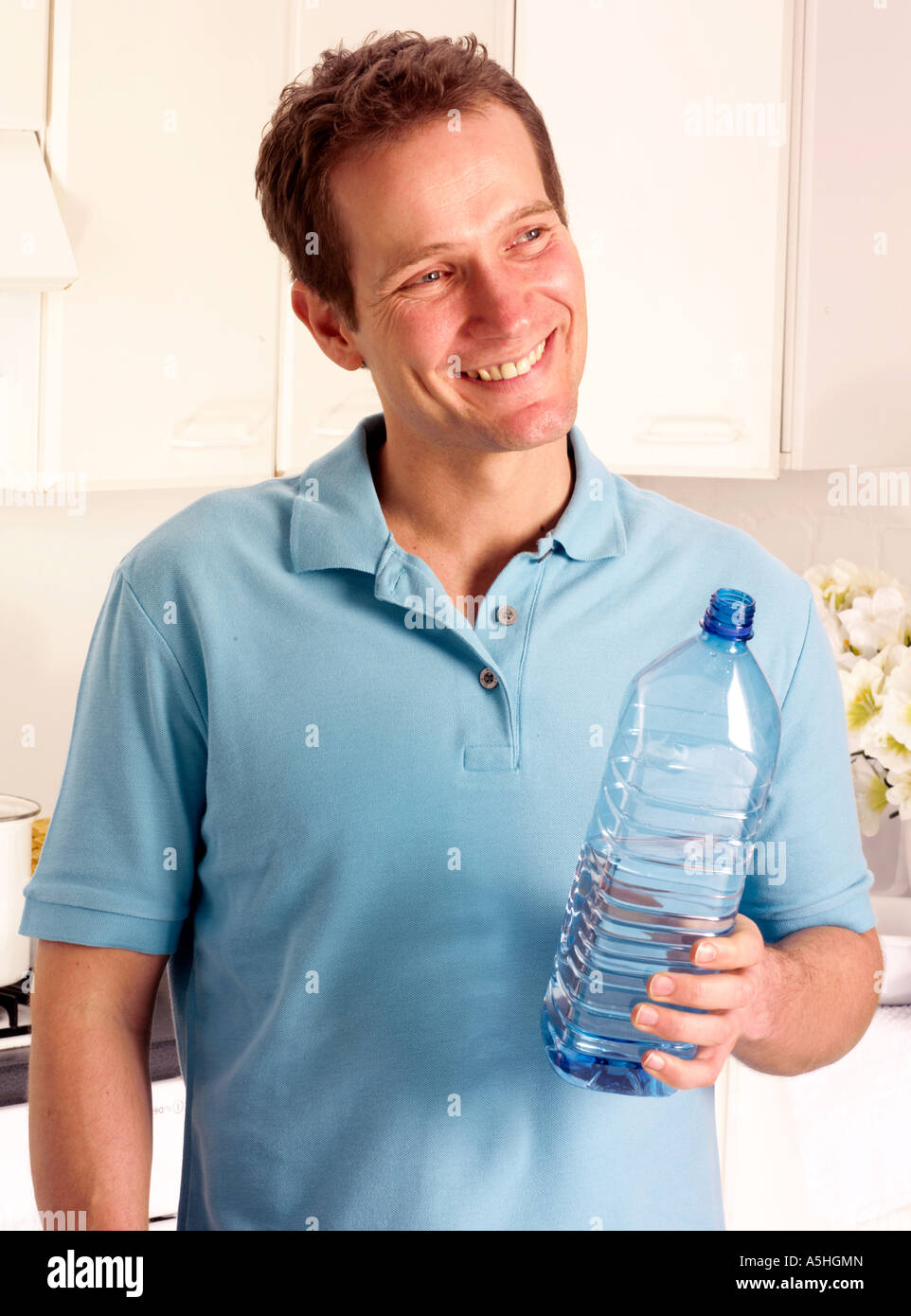 Plastic bottle pour water glass hi-res stock photography and images - Alamy