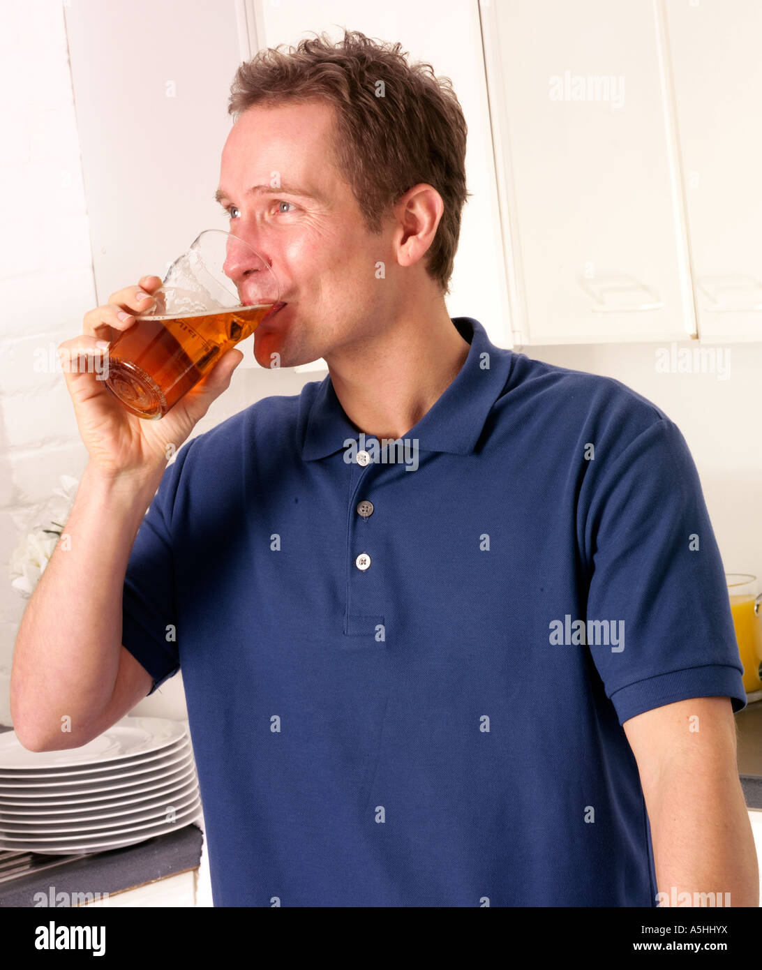 MAN DRINK BEER Stock Photo - Alamy