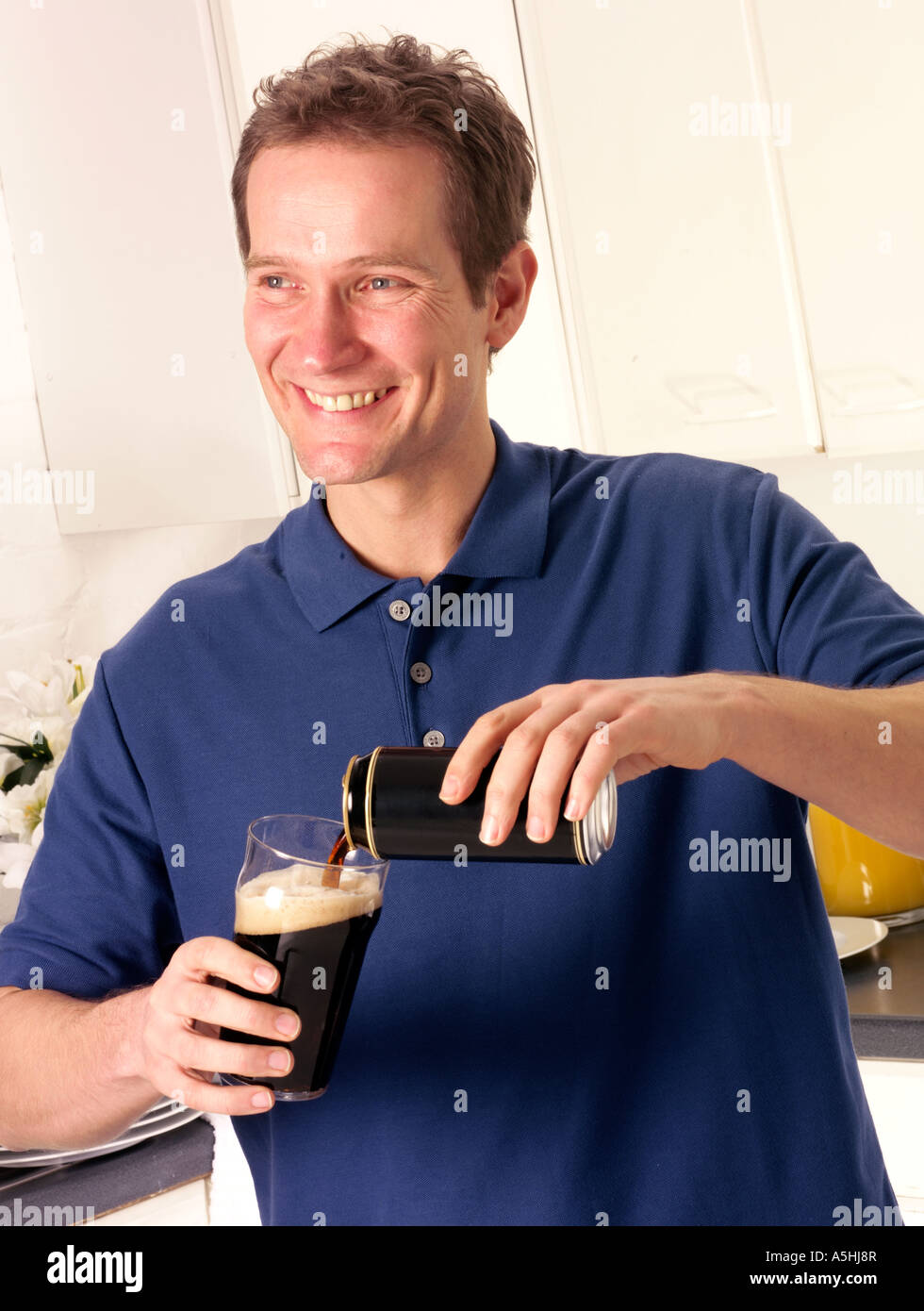Pouring guinness can hi-res stock photography and images - Alamy