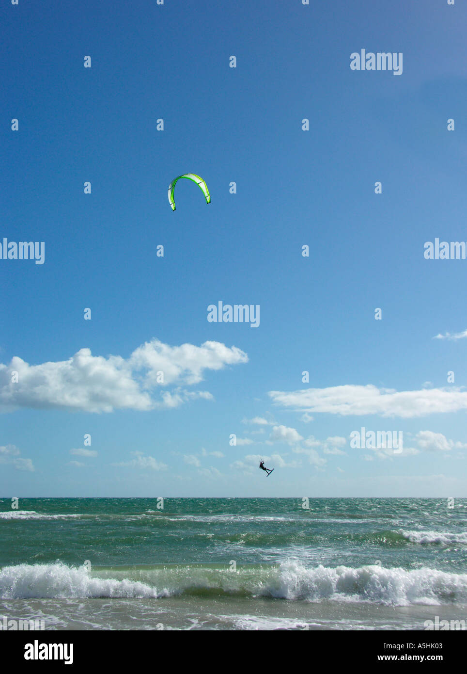 Airborne kitesurfer hi-res stock photography and images - Alamy