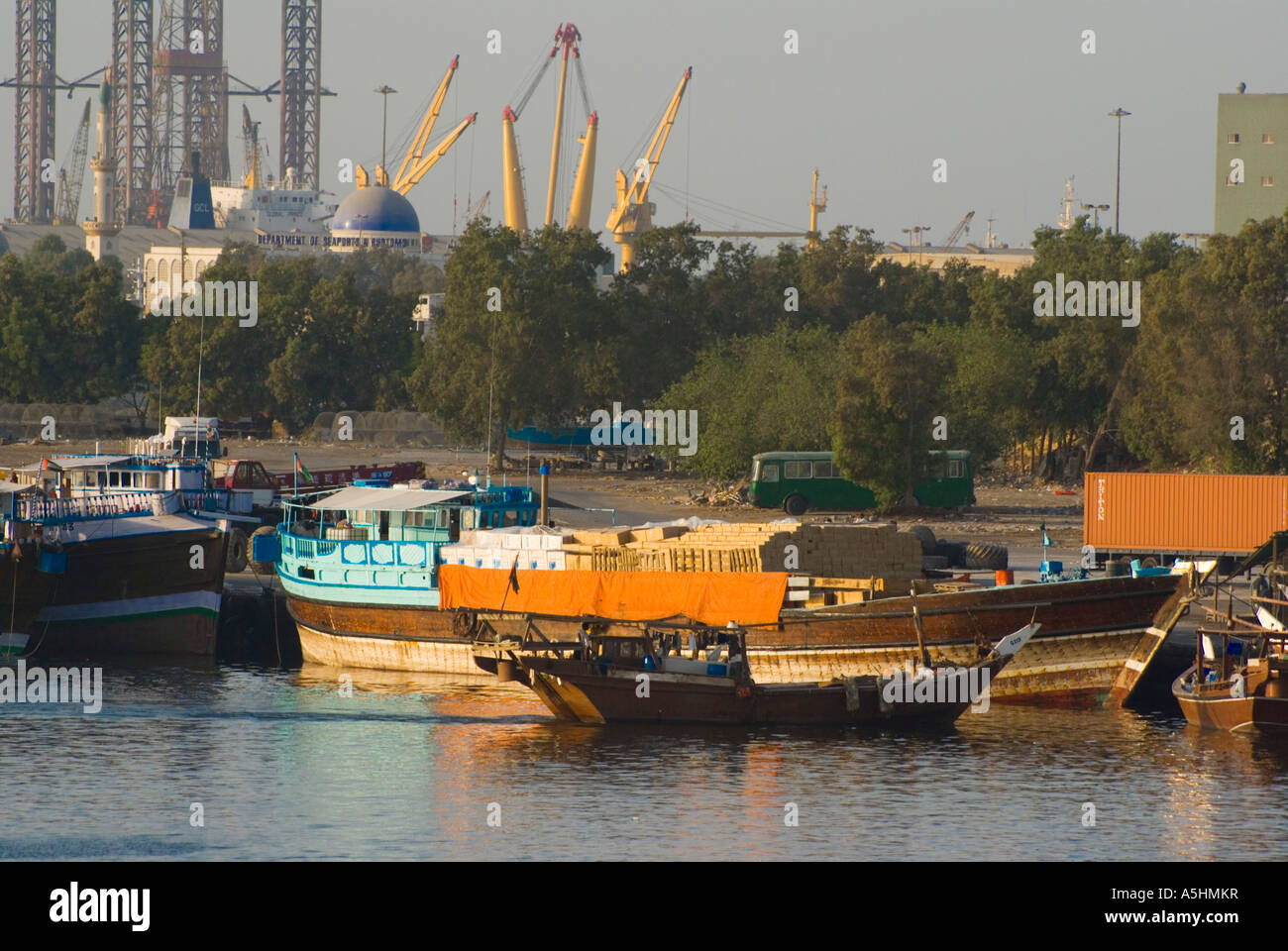 Oil rig middle east hi-res stock photography and images - Alamy