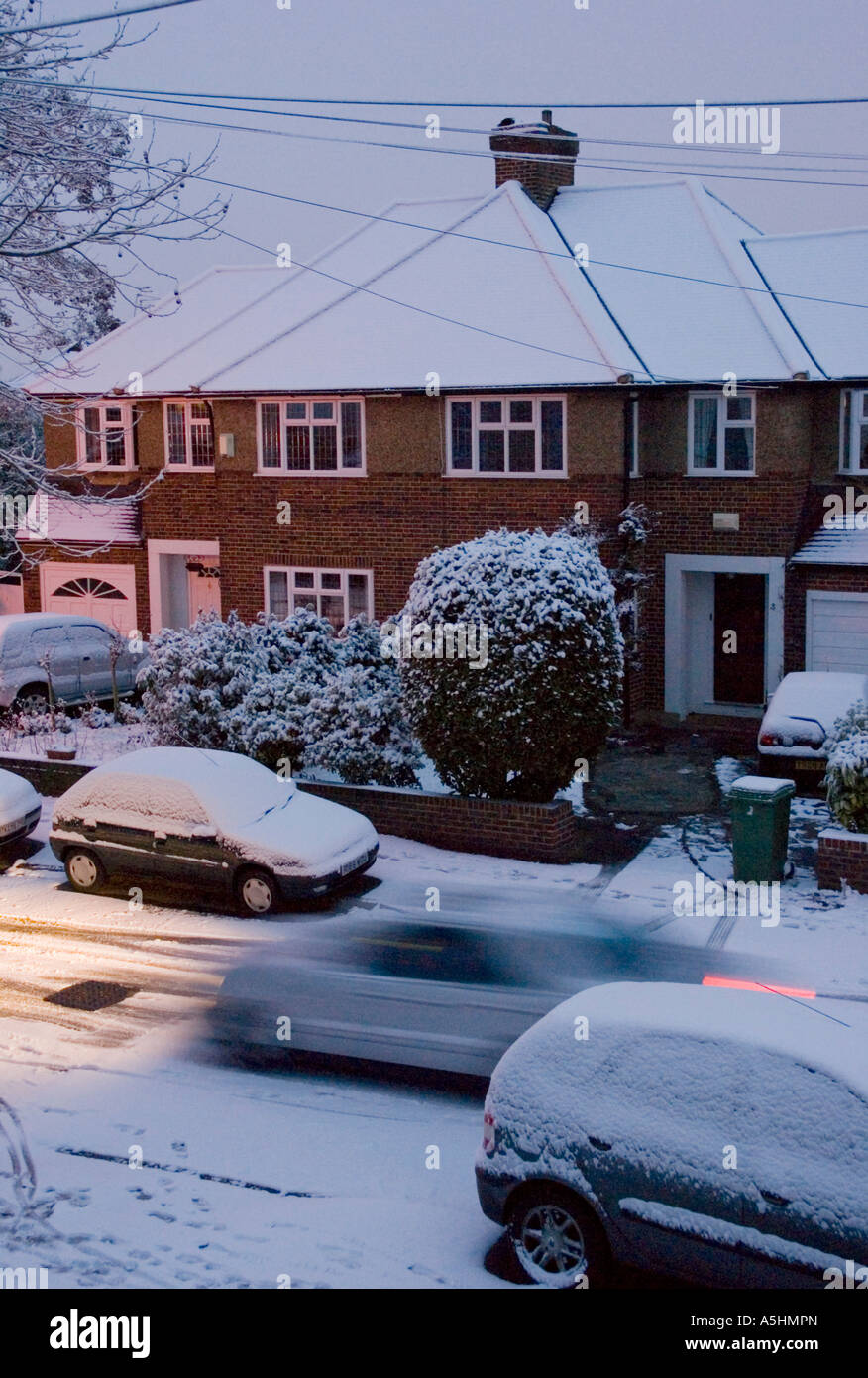 Surrey snow street scene hi-res stock photography and images - Alamy