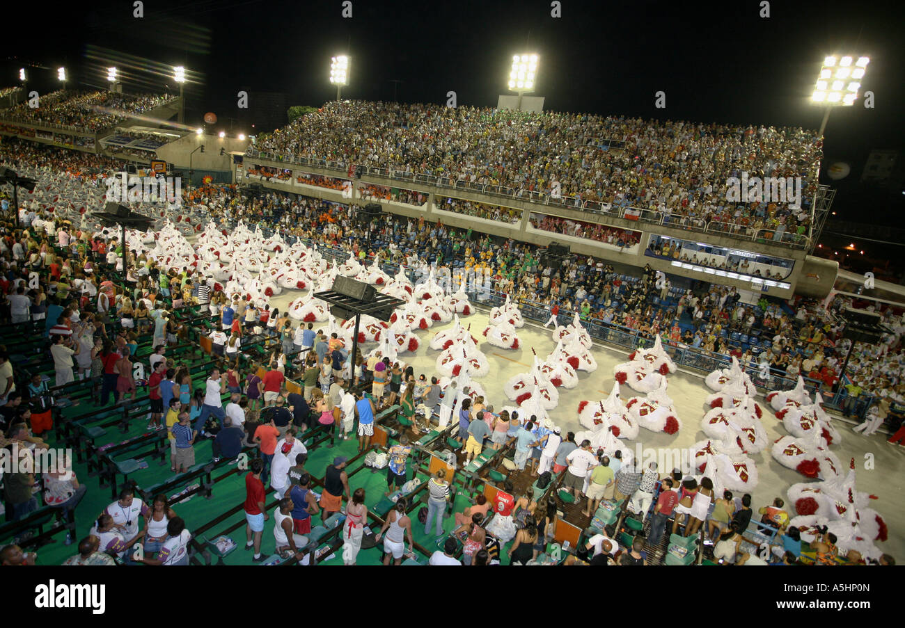 Floats and samba dancers in amazing costumes, in the Rio de Janeiro ...
