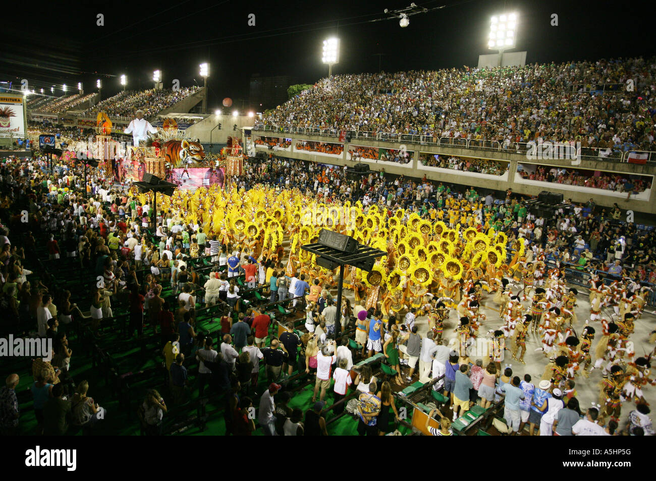 Floats and samba dancers in amazing costumes, in the Rio de Janeiro ...