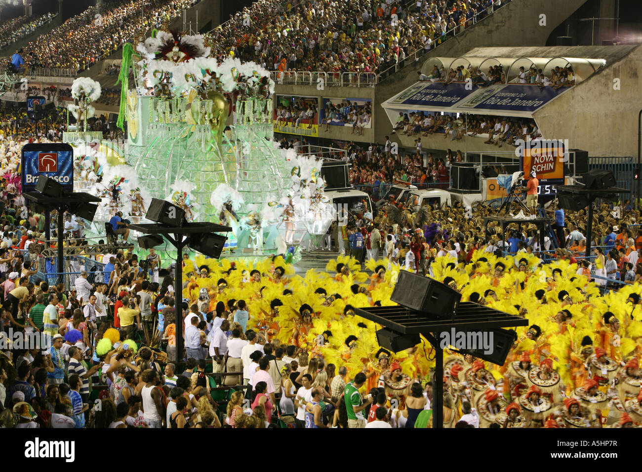 Floats and samba dancers in amazing costumes, in the Rio de Janeiro ...