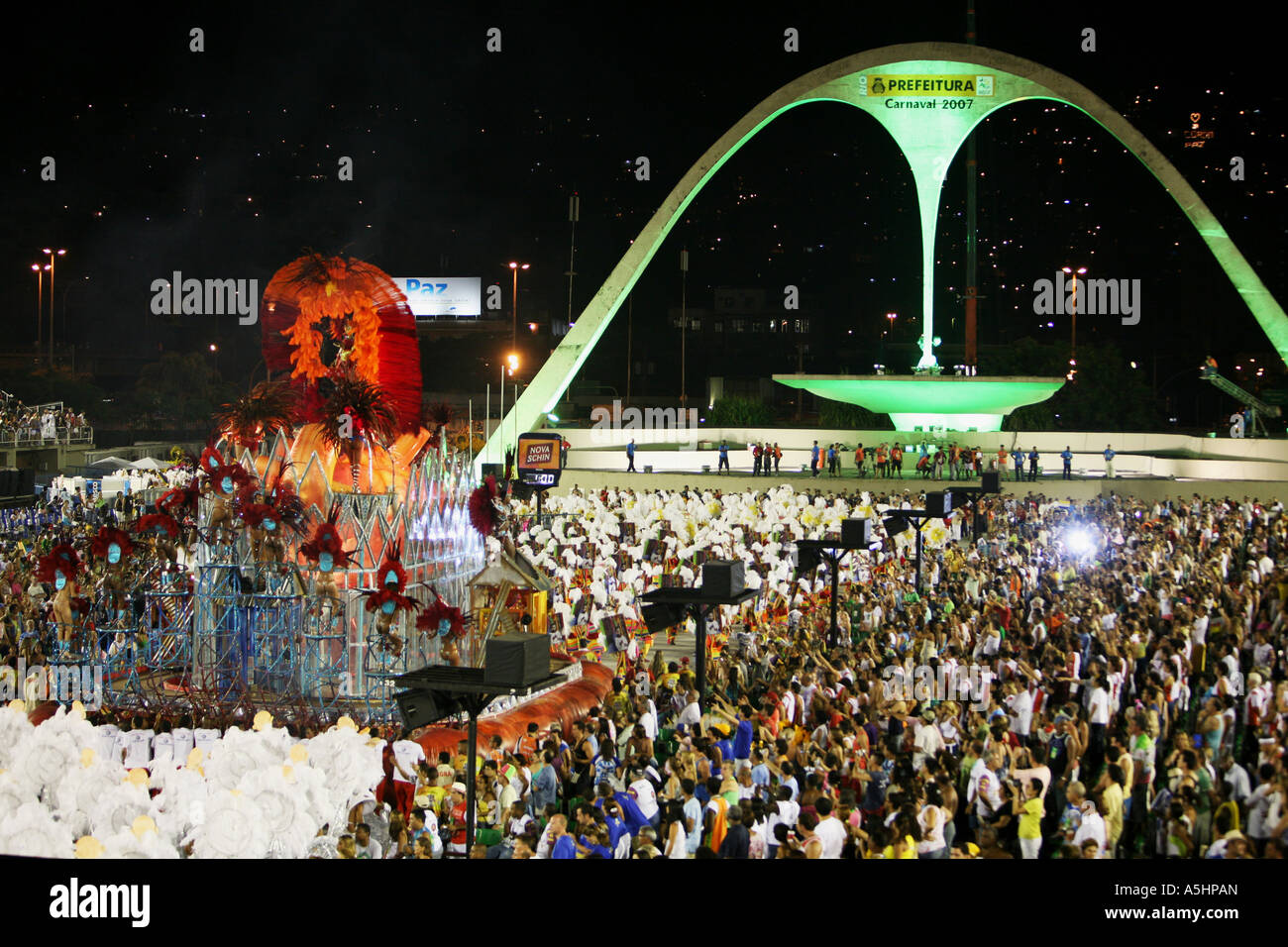 Floats and samba dancers in amazing costumes, in the Rio de Janeiro ...