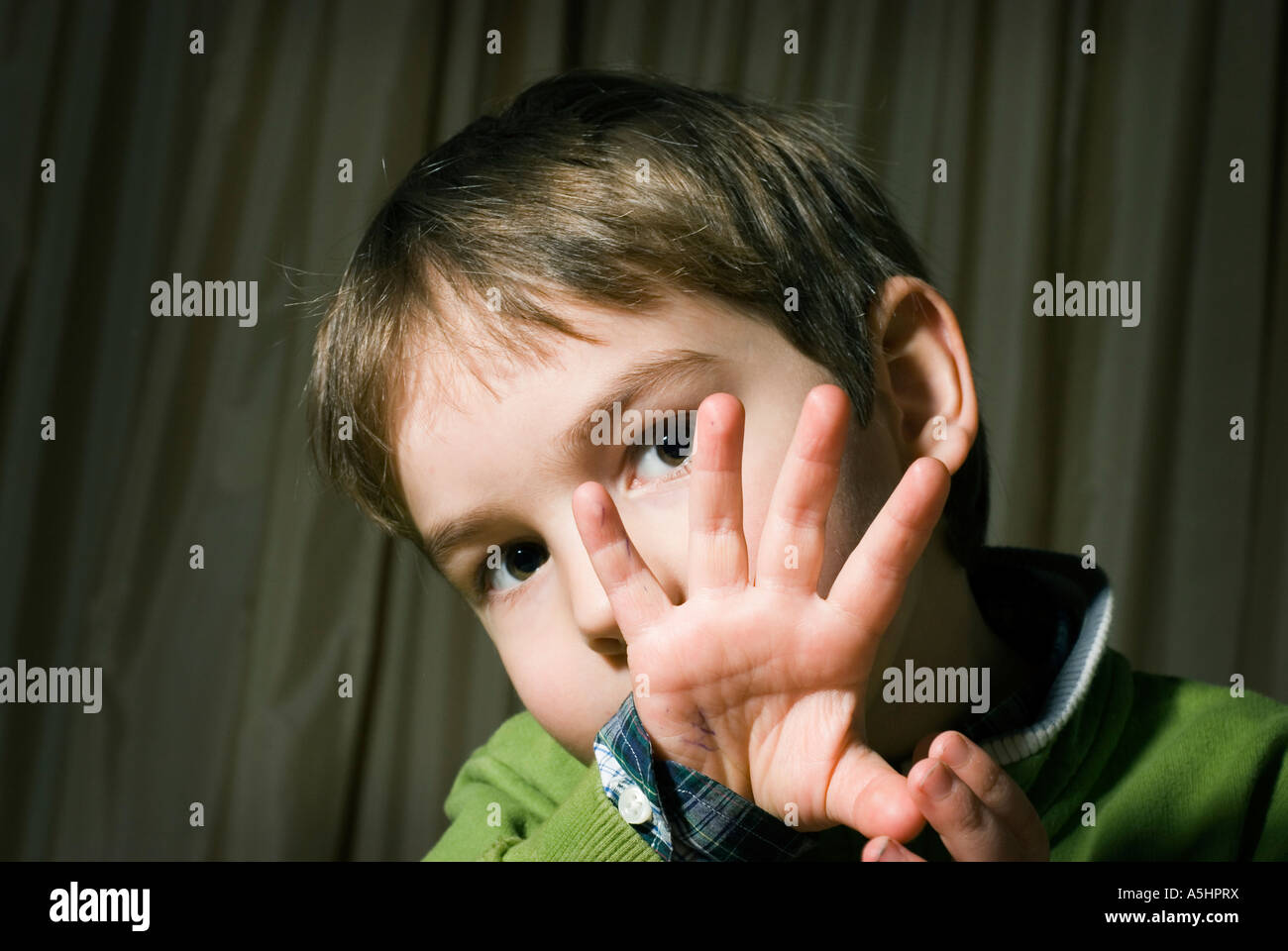 Blond boy-five years old showing his five fingers Stock Photo - Alamy
