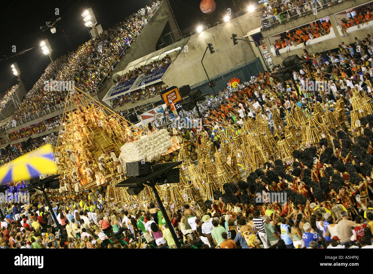 Floats and samba dancers in amazing costumes, in the Rio de Janeiro ...