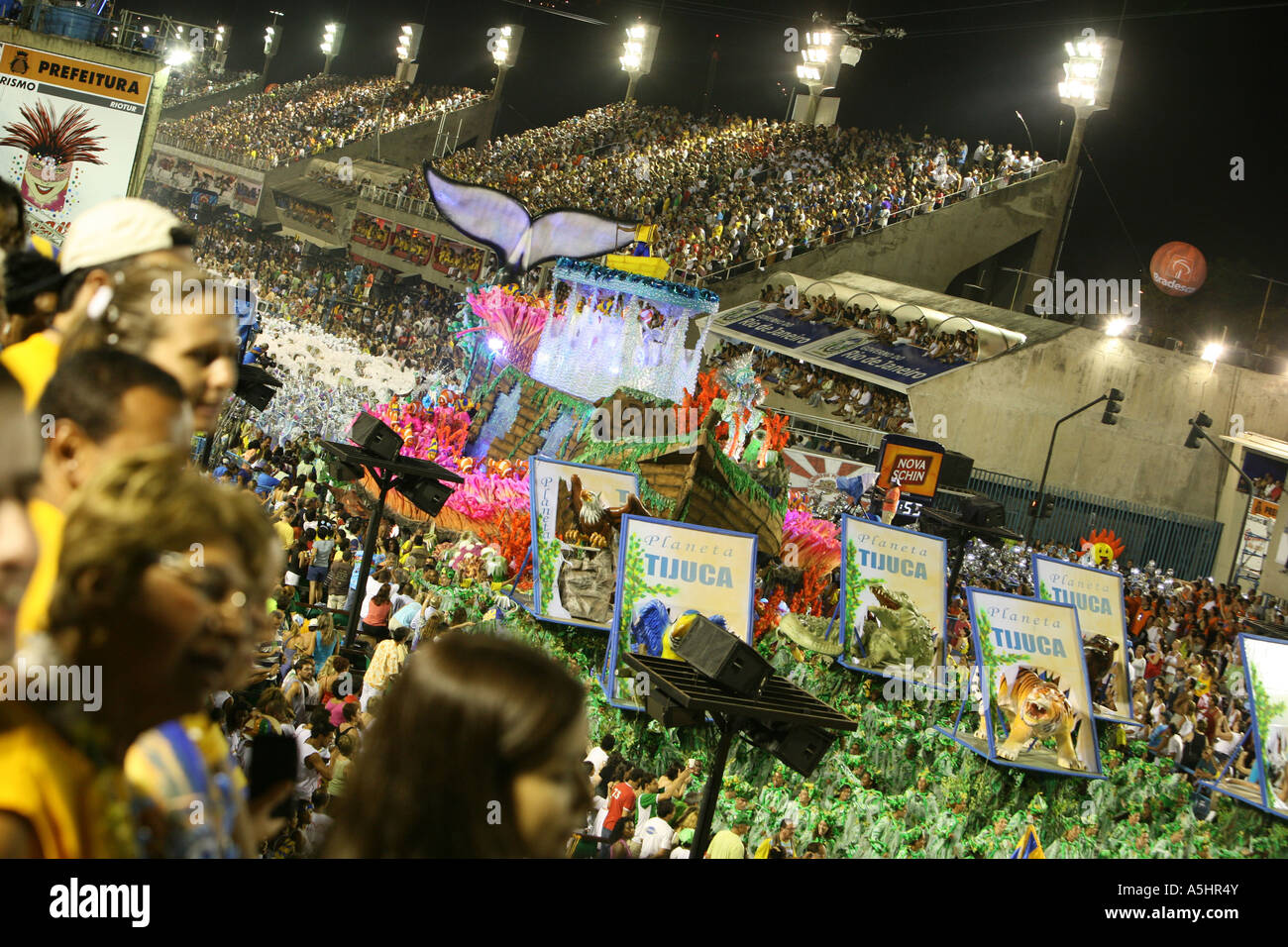 Floats and samba dancers in amazing costumes, in the Rio de Janeiro ...
