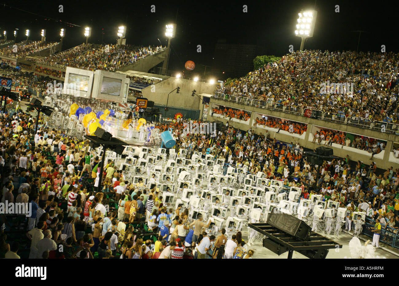 Floats and samba dancers in amazing costumes, in the Rio de Janeiro ...